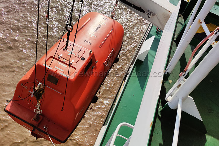 Totally enclosed lifeboat 101 - New Marine