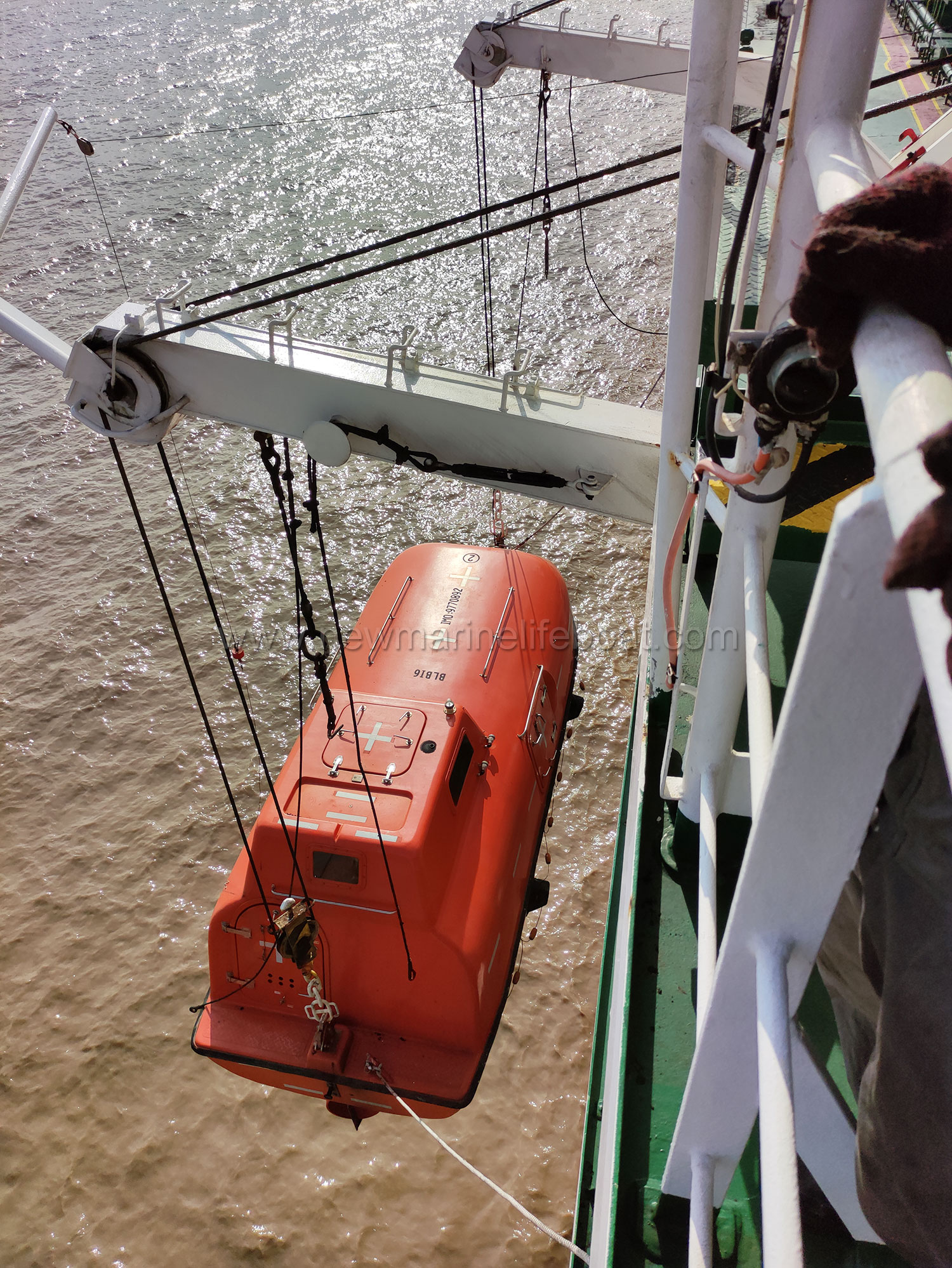 Do you know the advantages of free fall lifeboats? - New Marine