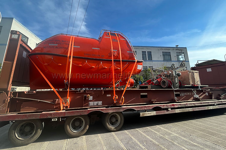 What are the advantages of a totally enclosed lifeboat? - New Marine