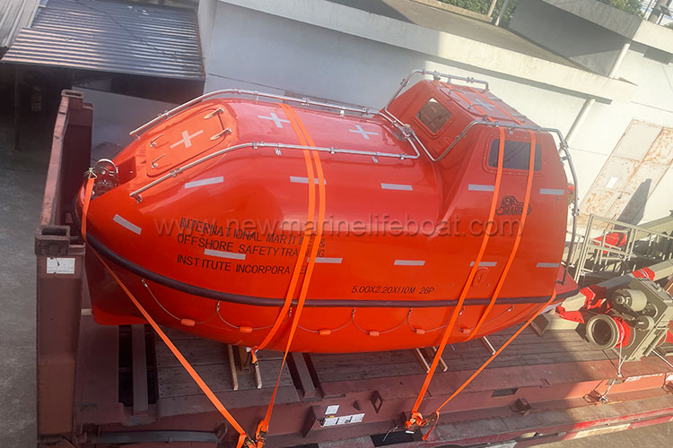 What are the advantages of a totally enclosed lifeboat? - New Marine